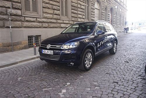 Video a German in Florence: VW debuts the 2011 Hybrid Touareg in ...