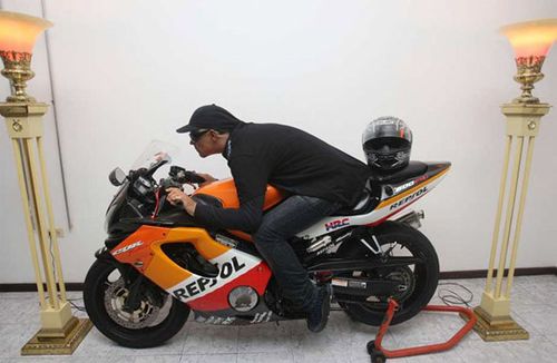 Video: Dead guy riding...a motorcyle at the funeral in Puerto Rico - TFLcar