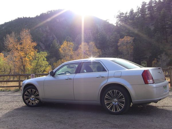 First look video: The Chrysler 300S HEMI is old school American muscle ...