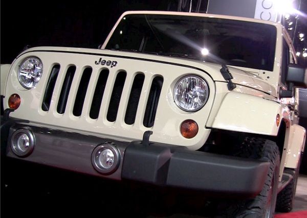 Video: the Jeep Wrangler Mojave 4x4 channels its inner leaping lizard ...