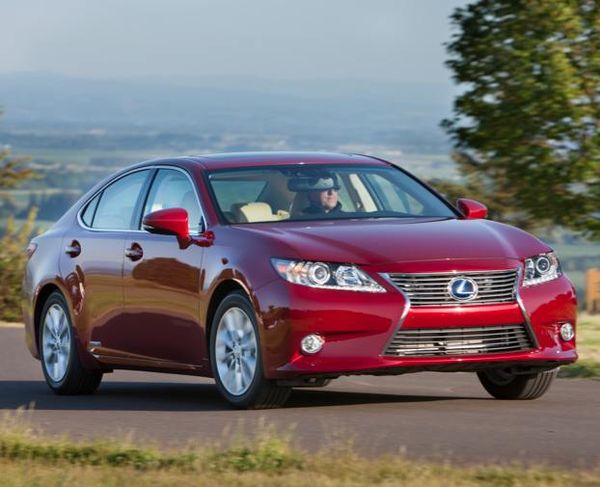 Video: 2013 Lexus ES 300h Hybrid First Drive & Review - TFLcar