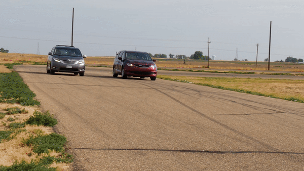 2017 Chrysler Pacifica vs Toyota Sienna Mashup Review & Drag Race ...