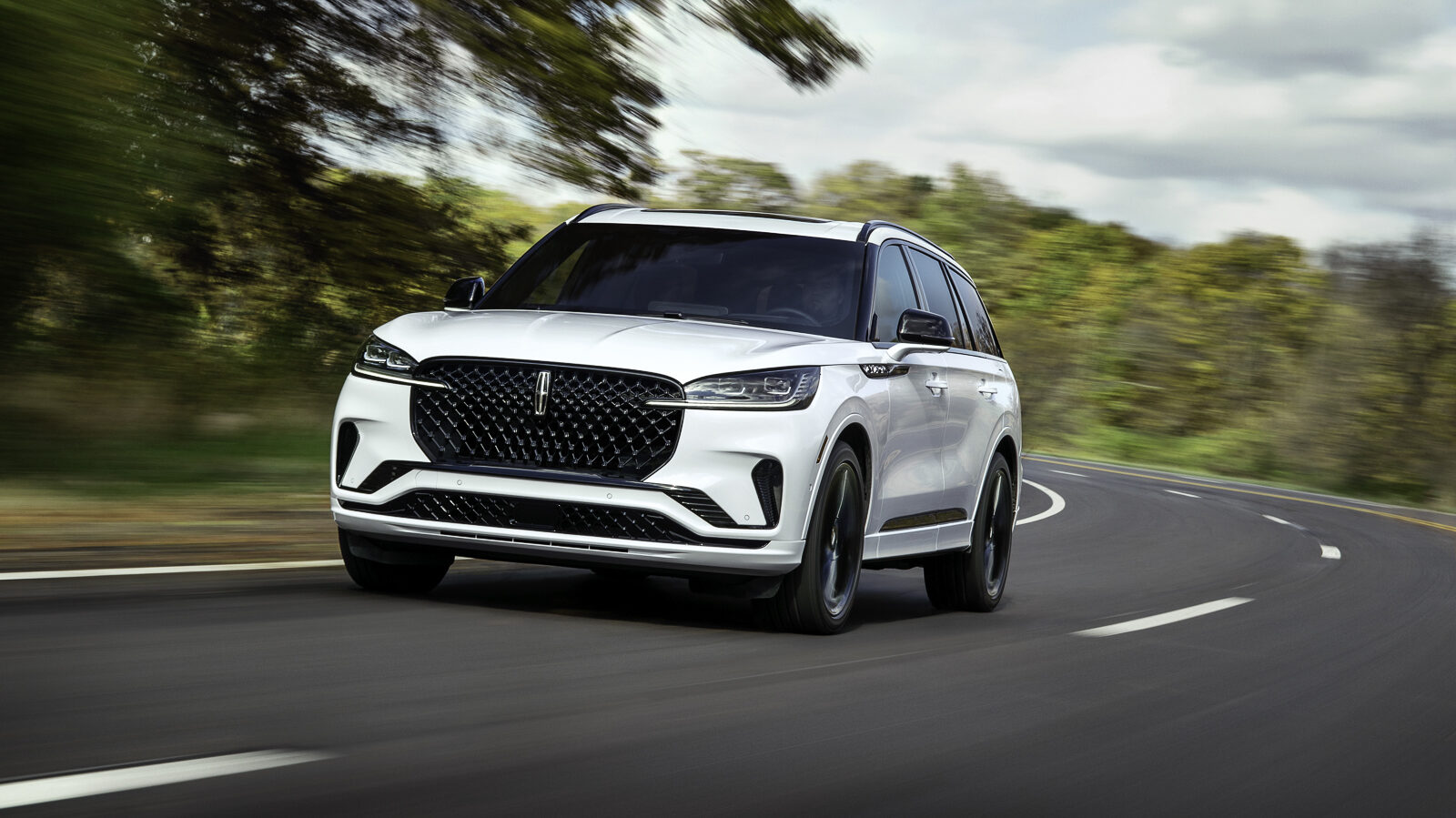 2025 Lincoln Aviator Debuts with Updated Styling and Tech, but No ...