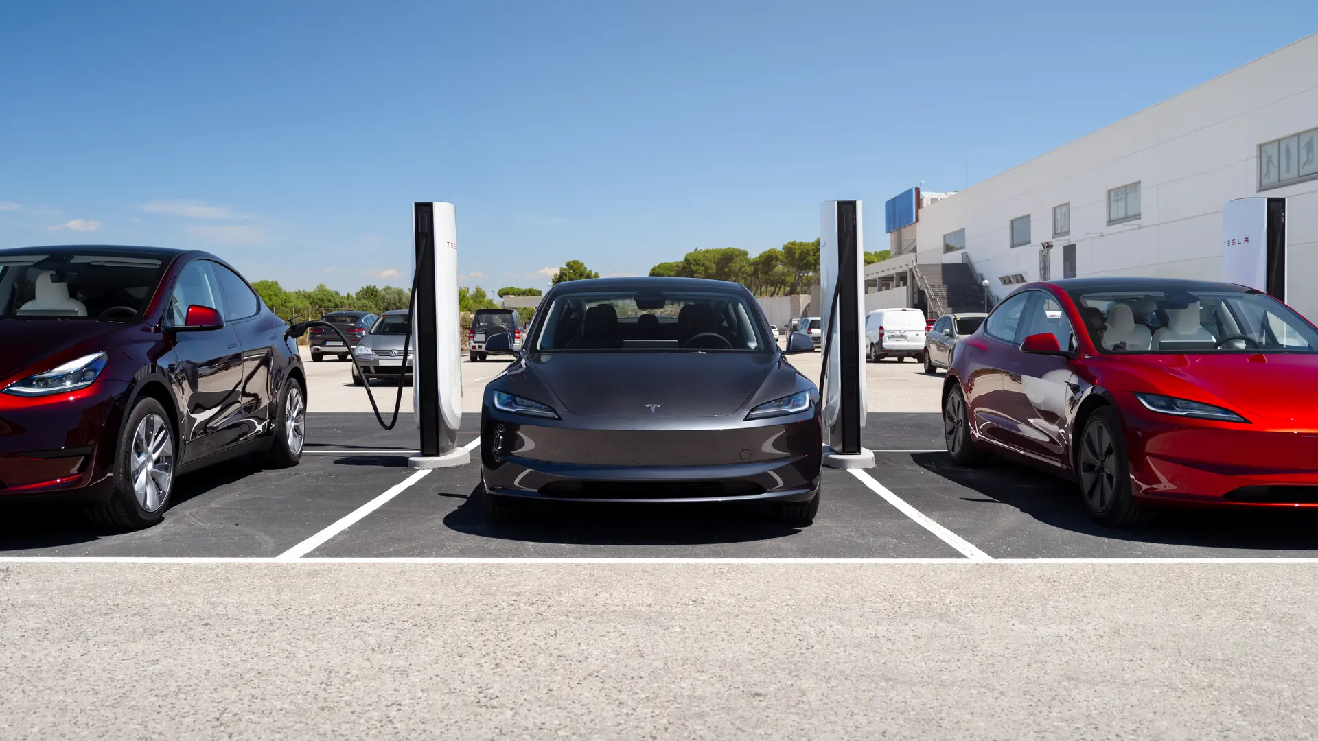Tesla Will Roll Out 500 kW-Capable V4 Superchargers Next Year - TFLcar